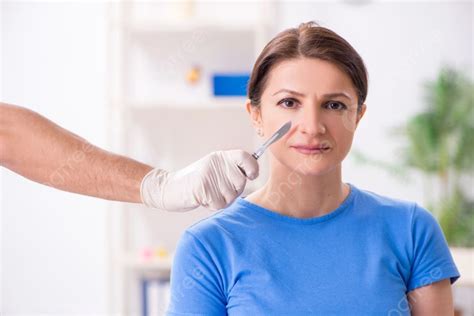 Mujer Visitando A Un Médico Varón Para Cirugía Plástica Vector Fondos E