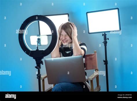 Jeune femme qui fait des photos ou des vidéos pour les médias sociaux