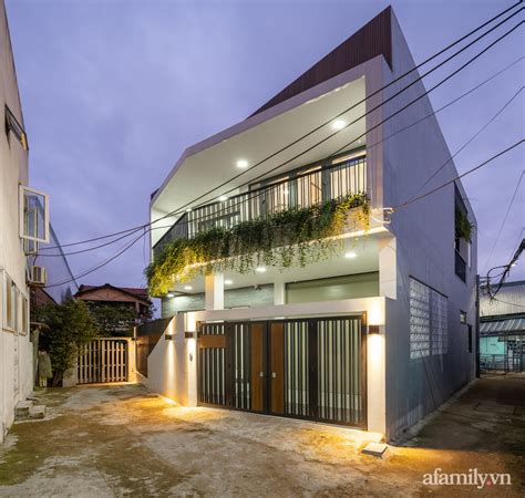 Nhà Trong Hẻm Nhỏ Vẫn Ngập Tràn ánh Sáng Duyên Dáng Với Nội Thất Tối