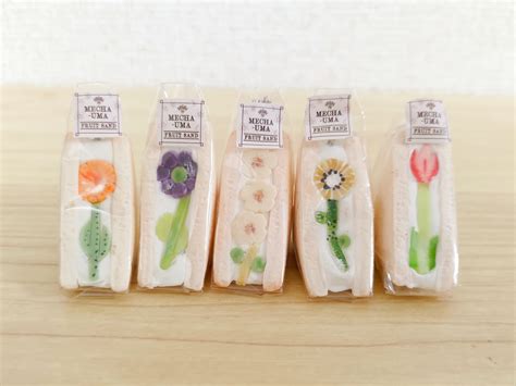 大流行中のお花のフルーツサンドの食品サンプル！ レインボー 超リアルミニチュア フルーツサンドbc｜スクイーズ・ガチャガチャてんらんかい