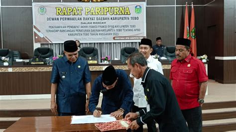 Rapat Paripurna DPRD Tebo Penyampaian Pendapat Akhir Fraksi DPRD