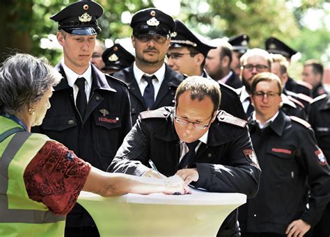 Gedenkfeier F R Get Tete Feuerwehrleute In Sankt Augustin Innenminister Gibt Versprechen Ab