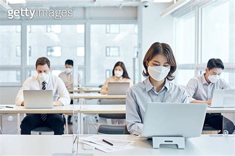 비즈니스 주제 비즈니스맨 사업가 사무실 코로나19 코로나바이러스 사회적거리두기 사회이슈 코로나바이러스