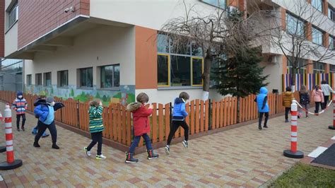 Elevii și Profesorii Din București şi Alte 29 De Judeţe Intră în