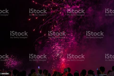 커요 파이어워크 있는 사람을 Bar에서는 실루엣만 비치는 Foreground 시청 검은색에 대한 스톡 사진 및 기타 이미지