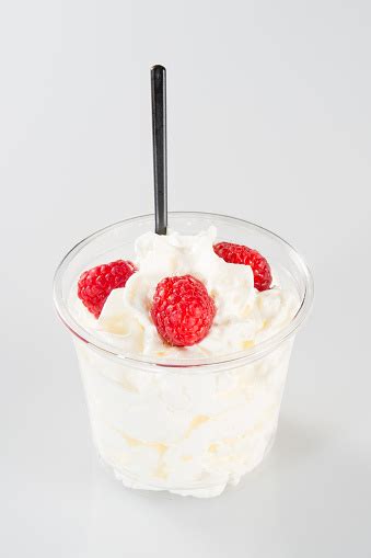 이벤트 또는 파티에 대 한 나무 딸기와 휘 핑된 크림의 플라스틱 그릇 0명에 대한 스톡 사진 및 기타 이미지 0명 거품 내기 건강한 생활방식 Istock