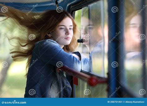 Jovencita Linda Pececita Disfrutando De Un Viaje En El Transporte