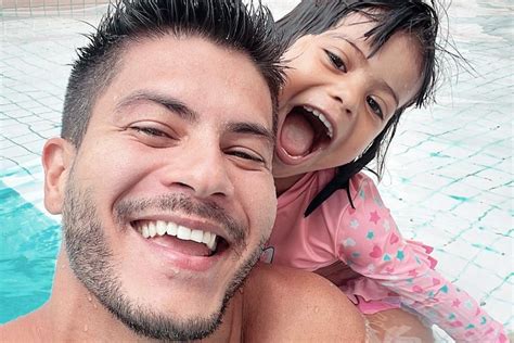 Arthur Aguiar E Jheny Santucci Celebram Nove Meses Do Filho OFuxico