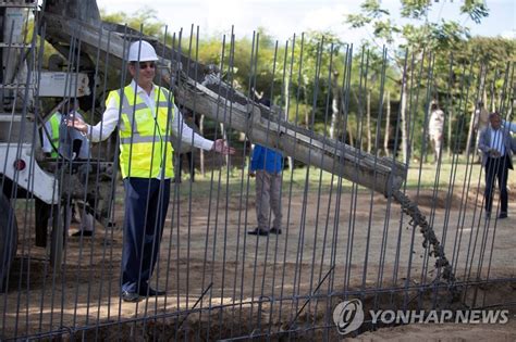 도미니카공 이웃 아이티와의 국경에 400리장성 건설 시작 스퀘어 카테고리