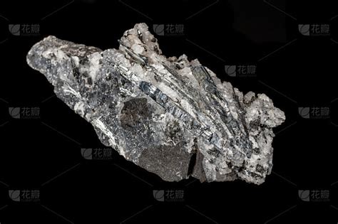 宏观矿物石辉锑矿石英在黑色背景