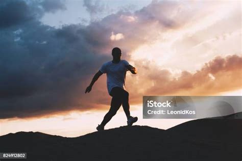 근육 질의 운동선수 자연에 피트 니스에서 약혼 하 고 조깅 이다 조깅에 일몰의 배경에서 야외 건강한 생활방식에 대한 스톡 사진 및 기타 이미지 Istock