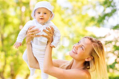 glückliche Mutter mit Baby im park | Stock Bild | Colourbox