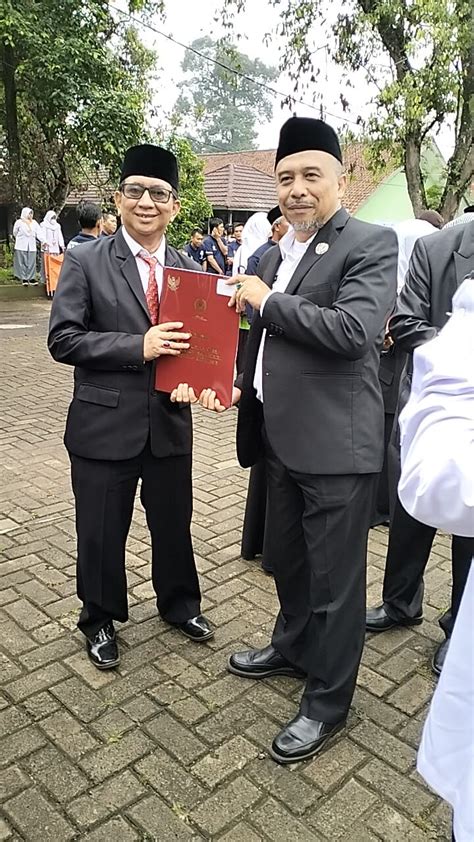 GURU MAN 5 BOGOR RAIH PENGHARGAAN SATYA LENCANA PADA HAB KEMENAG RI Ke 78