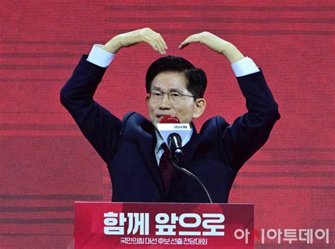 [포토] 손하트 만들어 보이는 김문수