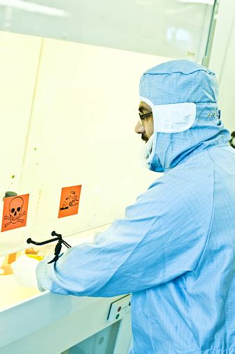 아시아 연구 과학자 감광 리프트 과정에서 화학적으로 개발 후 반도체 웨이퍼rinsing 에칭 사람들에 대한 스톡 사진 및 기타