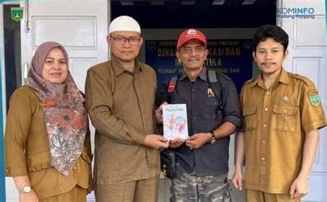 Kadis Kominfo Terima Buku Antologi Puisi Cinta Untuk Palestina