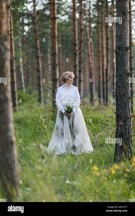 Grauhaarige Frau Im Wald Fotos Und Bildmaterial In Hoher Auflösung
