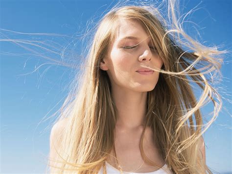 배경 화면 얼굴 여자들 초상화 긴 머리 사진술 푸른 감정 사람 피부 수퍼 모델 소녀 아름다움 미소 눈 손가락 금발 헤어 스타일 인물 사진