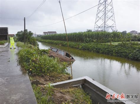 粗心司机忘拉手刹 车辆溜坡栽入河中 启东新闻网