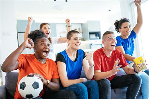 파란색과 빨간색 유니폼을 입고 축구 경기를 관람하고 응원하는 다양한 다민족 축구 팬들 18 19세에 대한 스톡 사진 및 기타