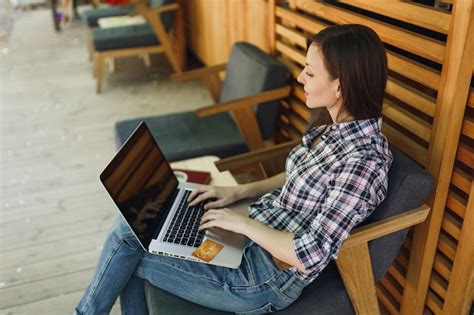 야외 거리 여름 커피 숍 나무 카페에서 여자 노트북 Pc 컴퓨터에서 작업 앉아 자유 시간 동안 은행 신용 카드 휴식 무료 사진