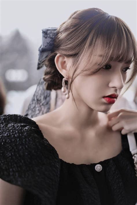 程潇穿黑裙身材前凸后翘 戴蝴蝶结发饰少女感十足 搜狐大视野 搜狐新闻