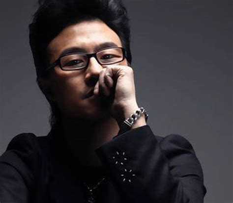 汪峰一共有几任妻子几个孩子 婚史也是很多的 达人家族