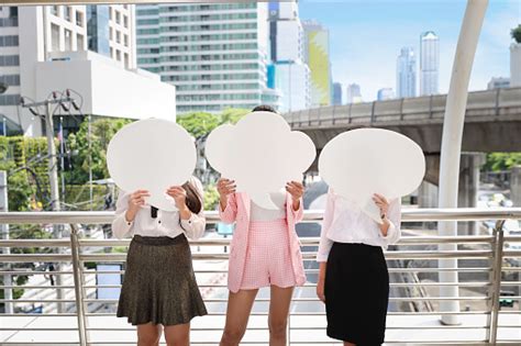 정장 입고 행복한 미소 아시아 젊은 사업가의 절반 길이 샷 그들은 도시보기 배경으로 연설 거품을 들고 대화 풍선 문자 기호에