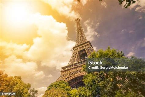 에펠 탑 파리 기호 및 하늘에 태양 열과 화창한 날에 프랑스에서 아이코 닉 랜드마크 유명한 관광 장소 및 낭만주의 목적지 유럽 여행 도시 생활 및 관광 개념 건물 외관에