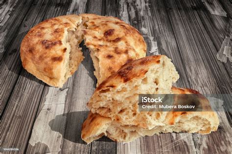 국내 전통 발효 된 피타 Flatbread 빵 반쪽 세트 오래 된 소박한 옻 칠한 금이 색다른 피크닉 테이블 그런 지 표면에