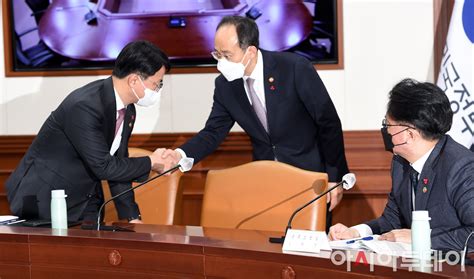 포토 악수하는 추경호 부총리 네이트 뉴스