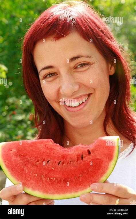 Mädchen Mit Wassermelone Stockfotografie Alamy
