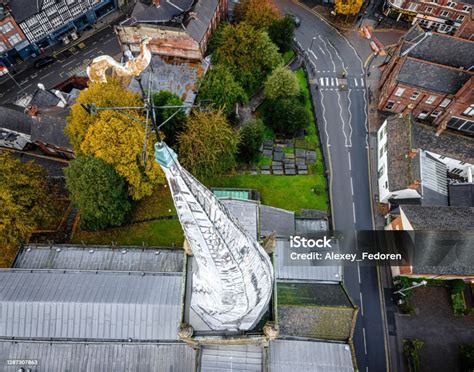 영국 체스터필드에 있는 세인트 메리 교회와 모든 성도들의 비뚤어진 첨탑 0명에 대한 스톡 사진 및 기타 이미지 0명 각도 건축 Istock