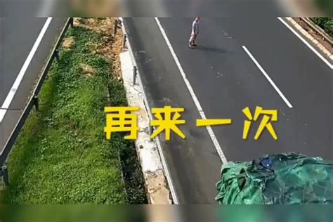 监控拍下，大货车司机高速路上倒车变道的一幕，这脑子别开车了