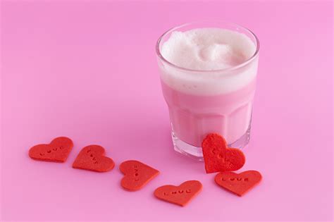 딸기 밀크 쉐이크 유리를 레드 심장 모양의 분홍색 배경에 설탕 0명에 대한 스톡 사진 및 기타 이미지 0명 과일 딸기 Istock