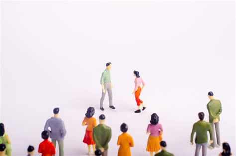 흰색 바탕에 2 명의 사람들의 회의입니다 남자와 여 자가 서로 충족로 이동 합니다 낭만주의 관계 사랑 비즈니스 회의 중요 한 대화 대화 인터뷰입니다 2명에 대한 스톡 사진