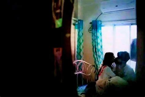 রেডিও নীচতলার আন্টির ফ্লাটে এক কাপল সাবলেট থাকে। দুজনের বয়স ২৪ ২৫ এর মত হবে৷ প্রতিদিন থাকেন