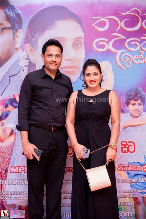 බලන්න අඳුරන අය එහෙම ඉන්නවද කියලා ” මංජුලා කුමාරි ජගත් චමිල ඇතුළු