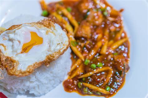 바 질 바삭바삭한 Porks 고 재 스민과 죽순 태국 좋아하는 현지 거리 음식으로 태국에 나무 테이블에서 하얀 접시에 쌀 거리에 대한 스톡 사진 및 기타 이미지 Istock