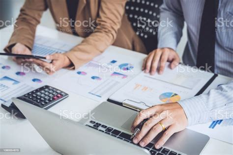 회의 파트너 비즈니스 사람들이 동료 상담 및 마케팅 계획 토론 회의 재무 보고서 개념 및 개발 투자 프로젝트 분석 성공에 성장