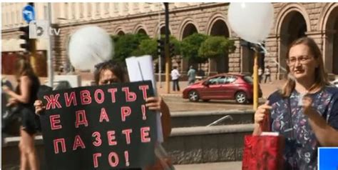 Бели гълъби и балони летят на протестно шествие на близки на загинали на пътя