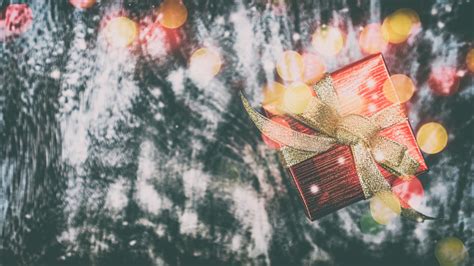 오래된 나무 테이블 텍스처 추상적 인 배경에 화려한 보케 태양 빛과 빨간색 선물 상자 이중 노출을 닫습니다 휴일 현재 개념의 공간을 복사합니다 빈티지 톤 필터 효과 색상