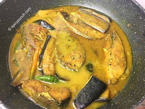 Ilish Macher Jhol Kalo Jeere Bata Ar Begun Diye Ilish Macher Jhol