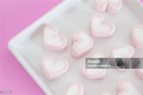 핑크 마 시 멜로 마 시 멜로 핑크 배경에 과자 마음 들 발렌타인 선물 2월에 대한 스톡 사진 및 기타 이미지 2월 감정