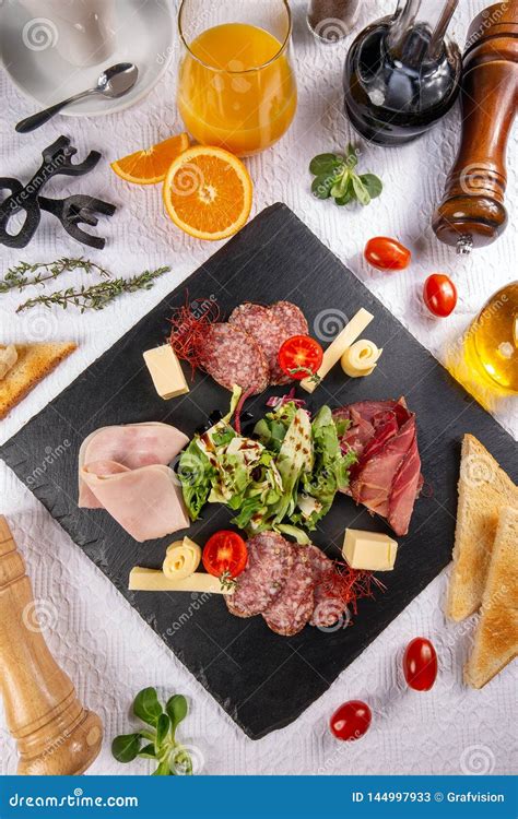 Мясные ассорти и доска сыра Стоковое Изображение - изображение ...