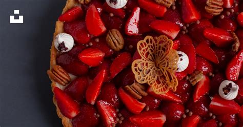 테이블 위에 딸기와 견과류를 얹은 파이 사진 Unsplash의 무료 과일 이미지