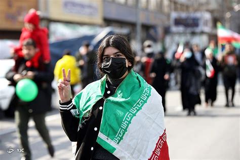 تصویری متفاوت از زنِ بی‌حجاب در راهپیمایی