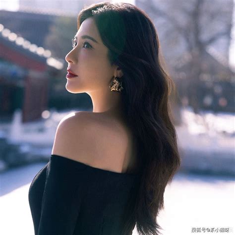 曾黎女士穿着金色长裙亮相，展现优雅魅力 搜狐大视野 搜狐新闻