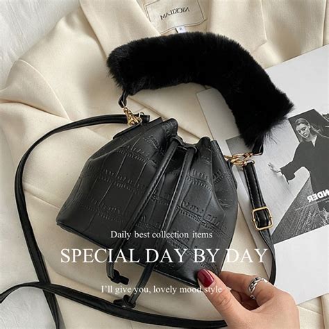 데일리나인 무료배송 Dn9ne 여성 보들보들 밍크퍼 손잡이 미니 크로스 버킷백 여자 가방 캐쥬얼 백팩
