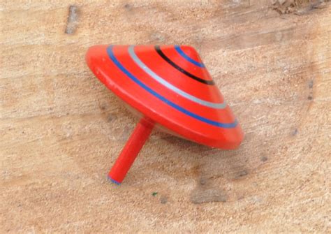 Kleiner Kreisel Mit Streifen Aus Holz Für Kinder Ab 3 Jahre